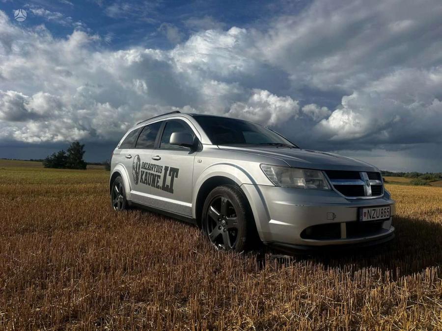 Grey Dodge Journey 2008 in Kaunas, with an engine capacity of 1.97 L and mileage of 350 thousand km for 2800 €, photo 1 on AUTOMOTO.COM.LV