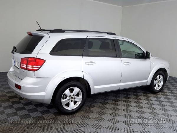 Pelēks Dodge Journey 2010 Tallina, ar dzinēja tilpumu 2.00 L un nobraukumu 172 tūkst. km par 2999 €, foto 3 vietnē AUTOMOTO.COM.LV