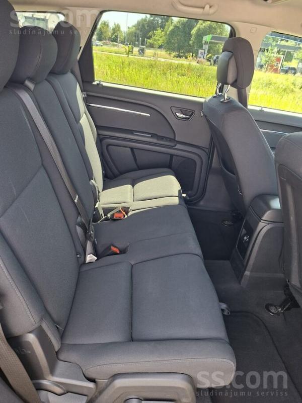 Red Dodge Journey 2010 in Valmiera, with an engine capacity of 2.00 L and mileage of 241 thousand km for 3000 €, photo 7 on AUTOMOTO.COM.LV