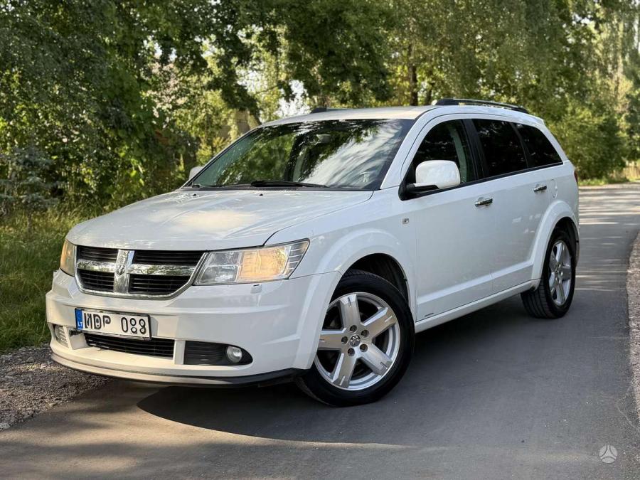 White Dodge Journey 2008 in Vilnius, with an engine capacity of 2.74 L and mileage of 206 thousand km for 2850 €, photo 1 on AUTOMOTO.COM.LV
