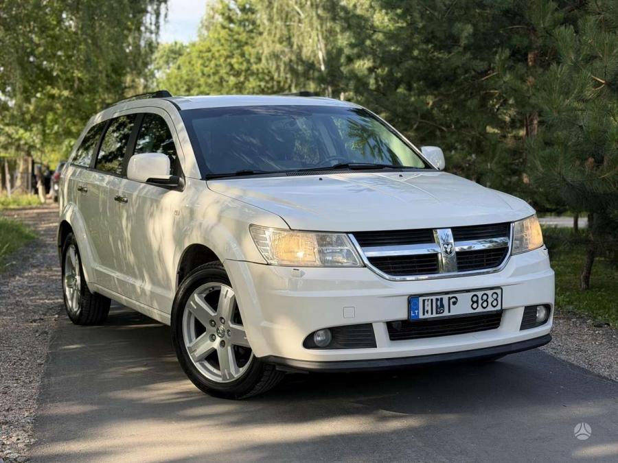 White Dodge Journey 2008 in Vilnius, with an engine capacity of 2.74 L and mileage of 206 thousand km for 2850 €, photo 4 on AUTOMOTO.COM.LV