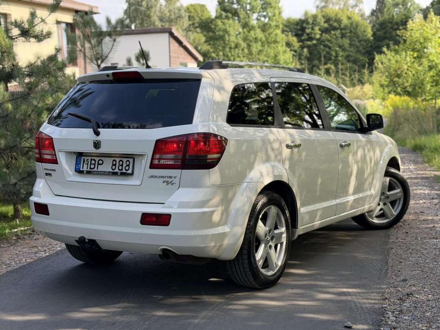 White Dodge Journey 2008 in Vilnius, with an engine capacity of 2.74 L and mileage of 206 thousand km for 2850 €, photo 5 on AUTOMOTO.COM.LV