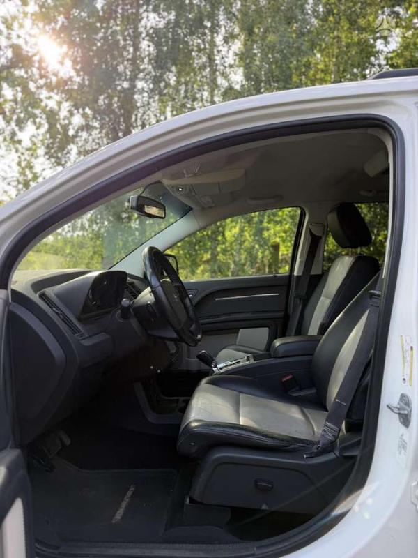 White Dodge Journey 2008 in Vilnius, with an engine capacity of 2.74 L and mileage of 206 thousand km for 2850 €, photo 6 on AUTOMOTO.COM.LV