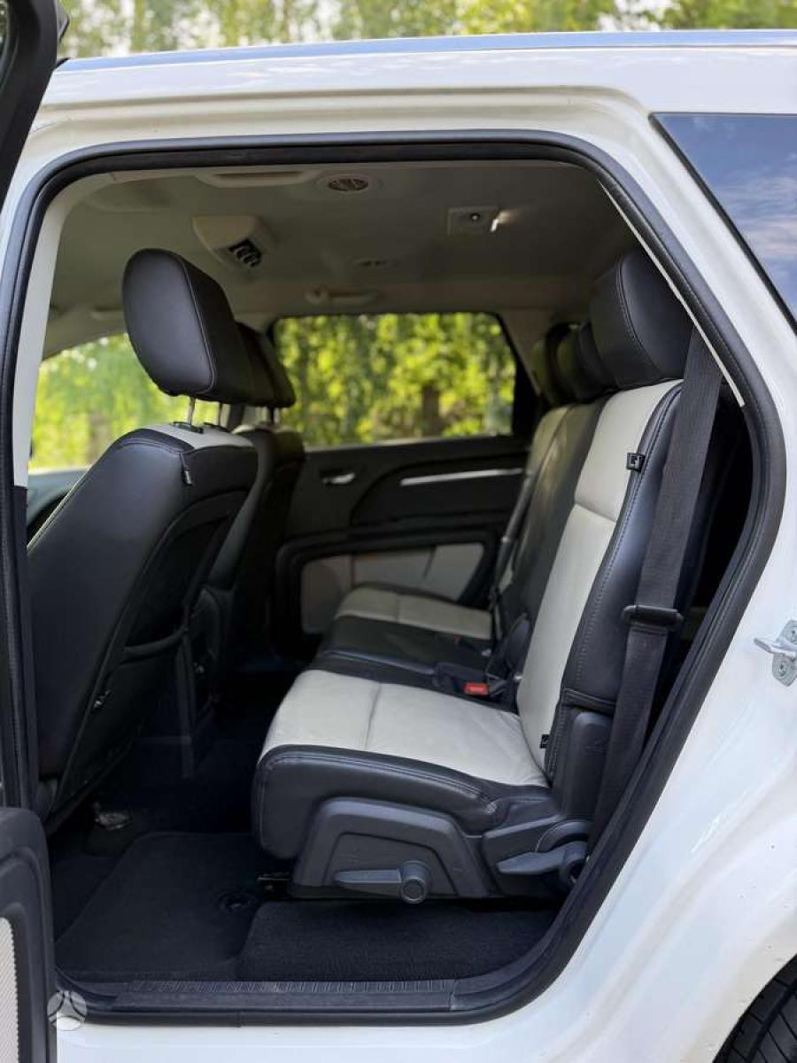 White Dodge Journey 2008 in Vilnius, with an engine capacity of 2.74 L and mileage of 206 thousand km for 2850 €, photo 21 on AUTOMOTO.COM.LV