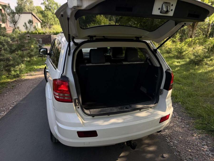 White Dodge Journey 2008 in Vilnius, with an engine capacity of 2.74 L and mileage of 206 thousand km for 2850 €, photo 26 on AUTOMOTO.COM.LV