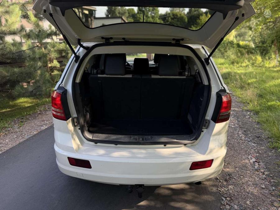 White Dodge Journey 2008 in Vilnius, with an engine capacity of 2.74 L and mileage of 206 thousand km for 2850 €, photo 27 on AUTOMOTO.COM.LV