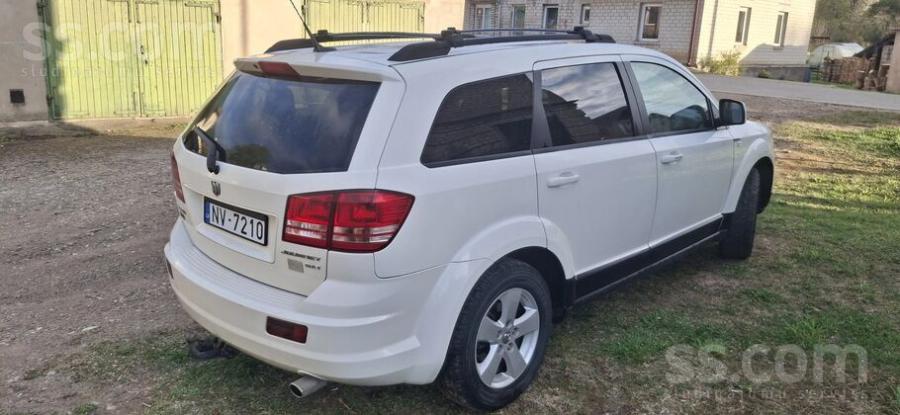 White Dodge Journey 2010 in Valka, with an engine capacity of 2.70 L and mileage of 240 thousand km for 3100 €, photo 5 on AUTOMOTO.COM.LV