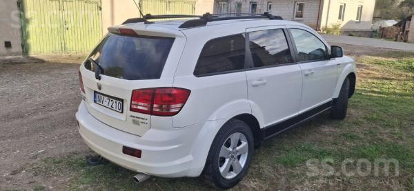 White Dodge Journey 2010 in Riga, with an engine capacity of 2.70 L and mileage of 241 thousand km for 2900 €, photo 4 on AUTOMOTO.COM.LV