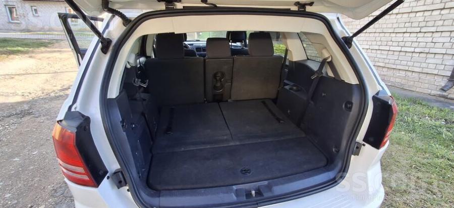 White Dodge Journey 2010 in Riga, with an engine capacity of 2.70 L and mileage of 241 thousand km for 2900 €, photo 12 on AUTOMOTO.COM.LV
