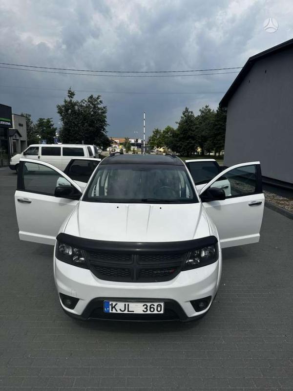 White Dodge Journey 2015 in Raseiniai, with an engine capacity of 3.60 L and mileage of 190 thousand km for 7500 €, photo 1 on AUTOMOTO.COM.LV