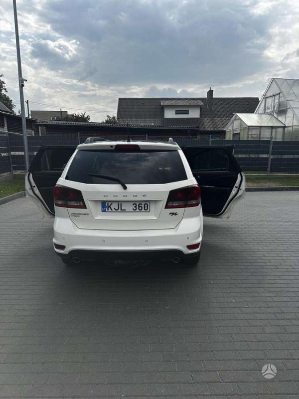 White Dodge Journey 2015 in Raseiniai, with an engine capacity of 3.60 L and mileage of 190 thousand km for 7500 €, photo 5 on AUTOMOTO.COM.LV