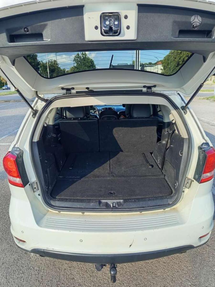 White Dodge Journey 2015 in Kaunas, with an engine capacity of 3.60 L and mileage of 158 thousand km for 8000 €, photo 16 on AUTOMOTO.COM.LV