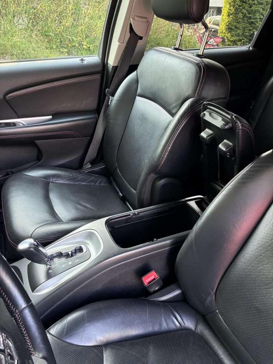 White Dodge Journey 2016 in Vilnius, with an engine capacity of 3.61 L and mileage of 155 thousand km for 8500 €, photo 9 on AUTOMOTO.COM.LV