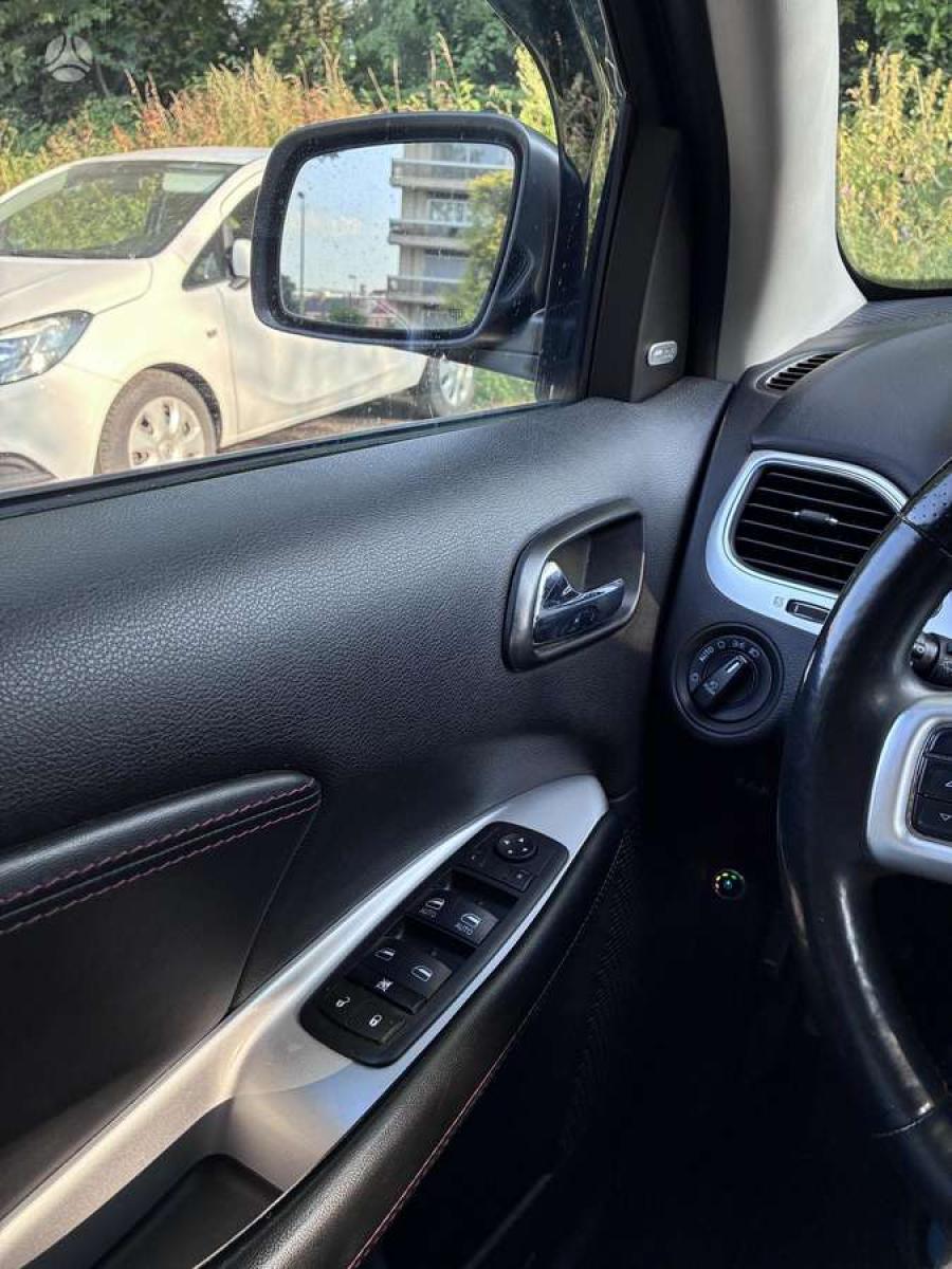 White Dodge Journey 2016 in Vilnius, with an engine capacity of 3.61 L and mileage of 155 thousand km for 8500 €, photo 18 on AUTOMOTO.COM.LV