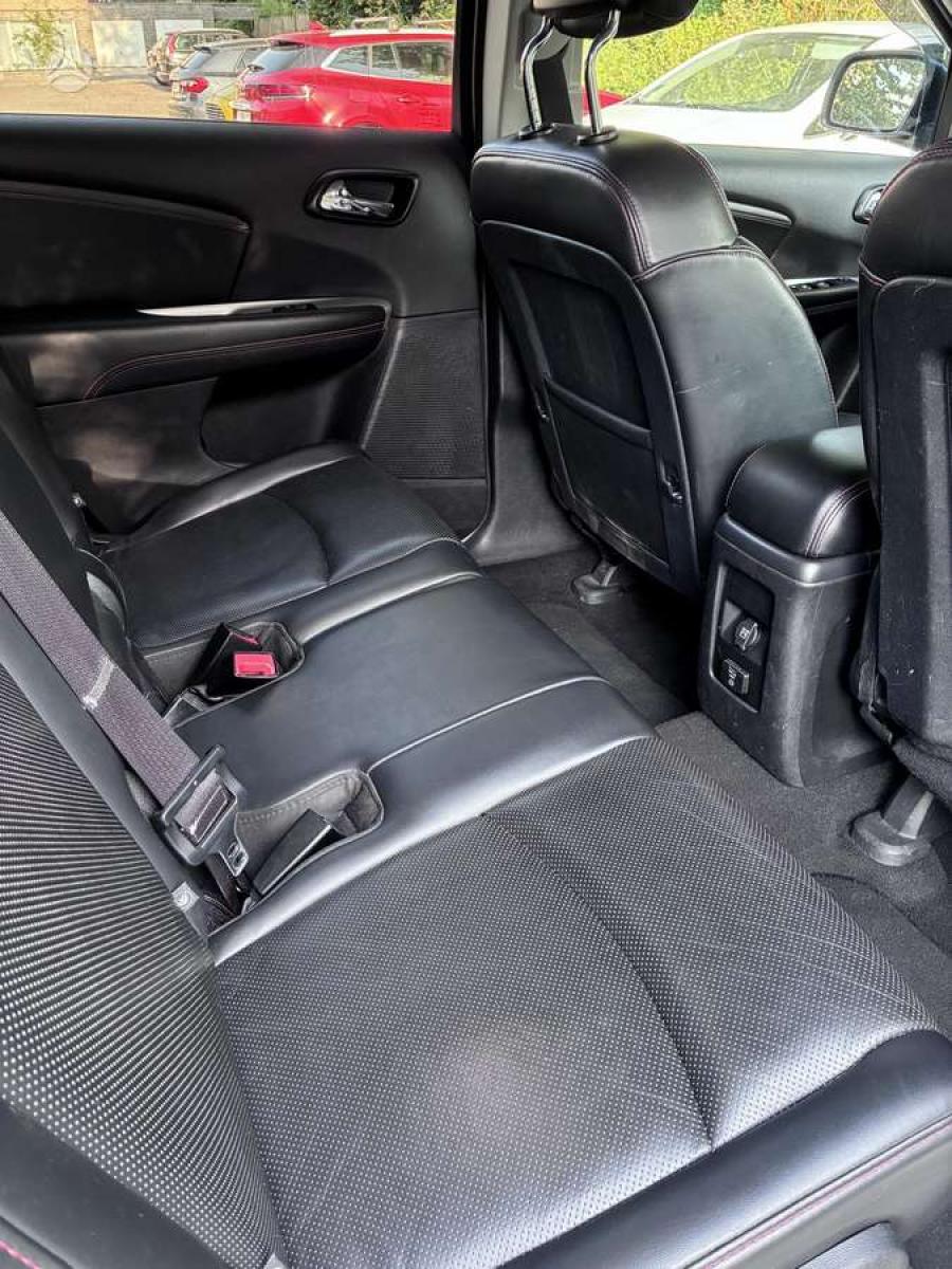 White Dodge Journey 2016 in Vilnius, with an engine capacity of 3.61 L and mileage of 155 thousand km for 8500 €, photo 23 on AUTOMOTO.COM.LV