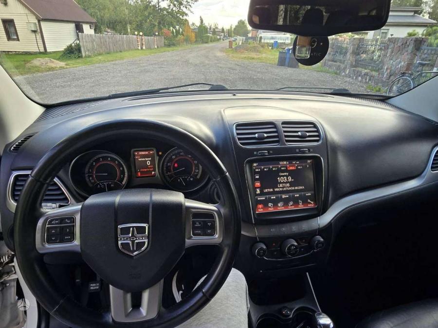White Dodge Journey 2017 in Siauliai, with an engine capacity of 3.61 L and mileage of 157 thousand km for 8200 €, photo 8 on AUTOMOTO.COM.LV