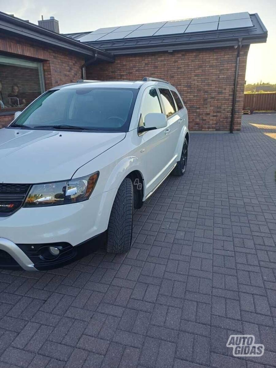 White Dodge Journey 2018 in Siauliai, with an engine capacity of 3.60 L and mileage of 161 thousand km for 11800 €, photo 5 on AUTOMOTO.COM.LV