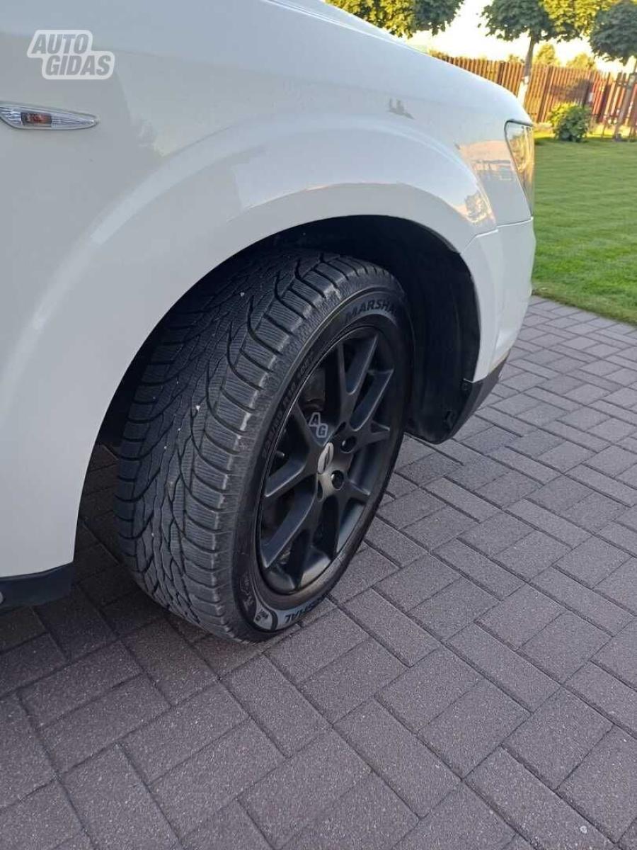 White Dodge Journey 2018 in Siauliai, with an engine capacity of 3.60 L and mileage of 161 thousand km for 11800 €, photo 9 on AUTOMOTO.COM.LV