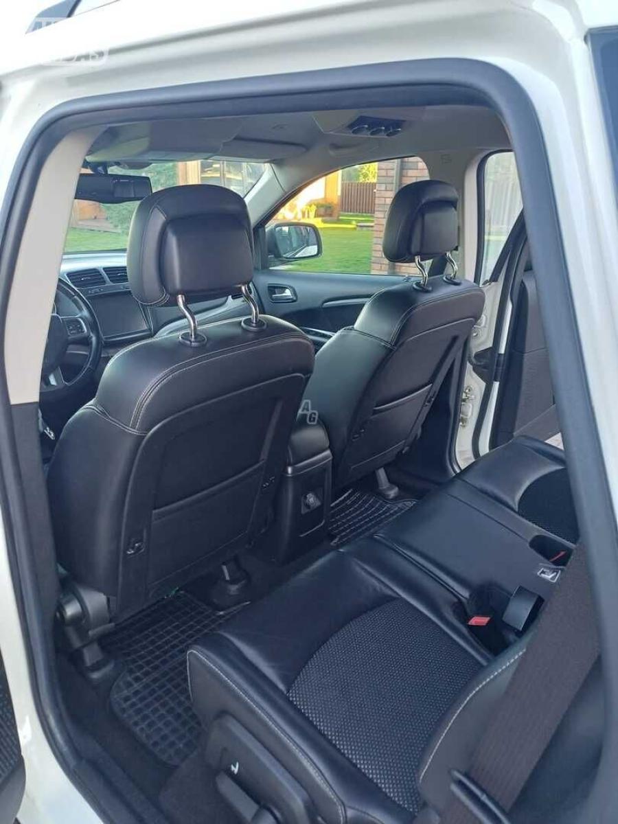 White Dodge Journey 2018 in Siauliai, with an engine capacity of 3.60 L and mileage of 161 thousand km for 11800 €, photo 4 on AUTOMOTO.COM.LV