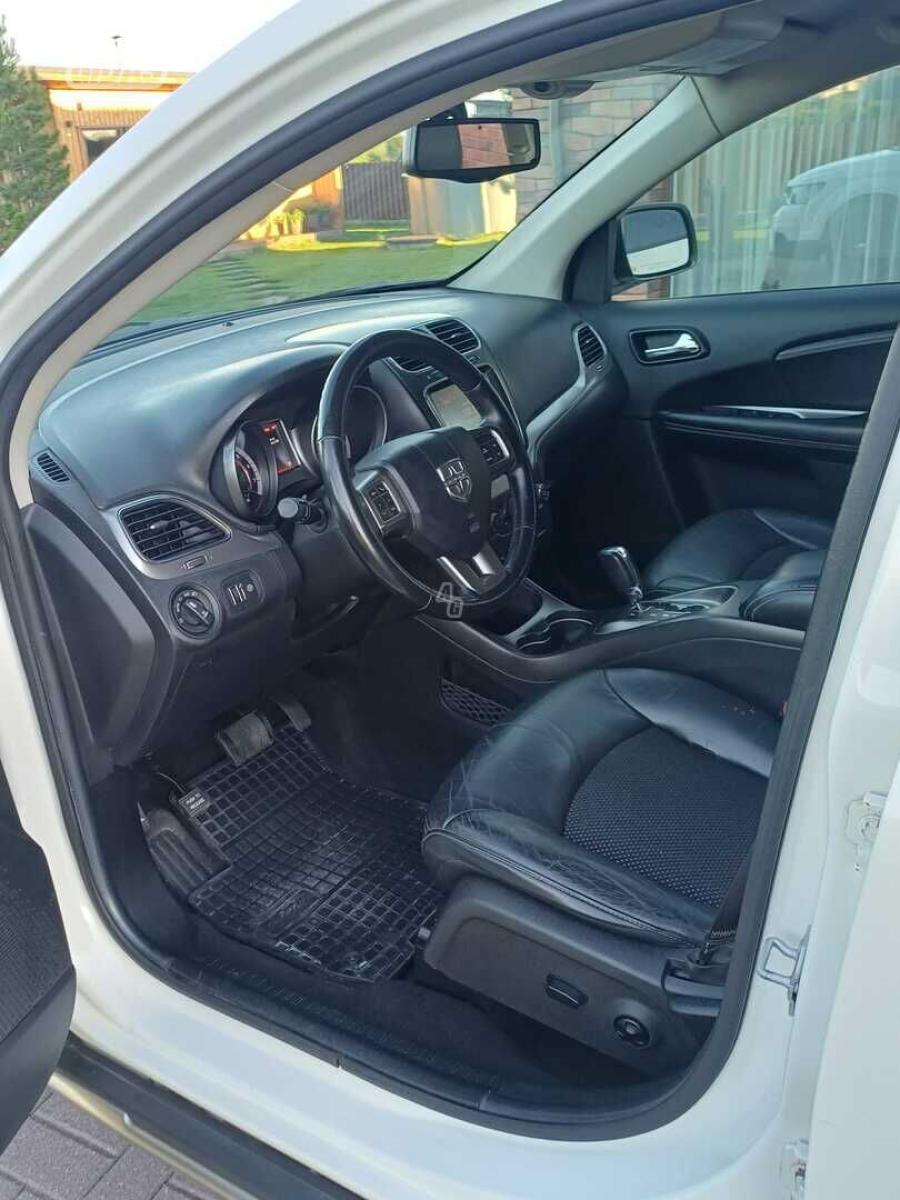 White Dodge Journey 2018 in Siauliai, with an engine capacity of 3.60 L and mileage of 161 thousand km for 11800 €, photo 12 on AUTOMOTO.COM.LV