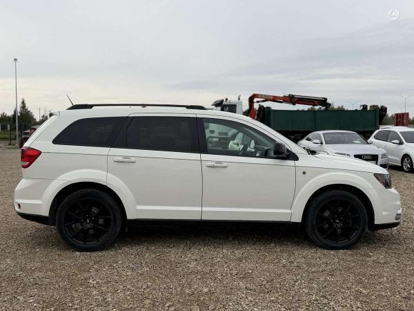 White Dodge Journey 2018 in Siauliai, with an engine capacity of 3.60 L and mileage of 256 thousand km for 10000 €, photo 5 on AUTOMOTO.COM.LV
