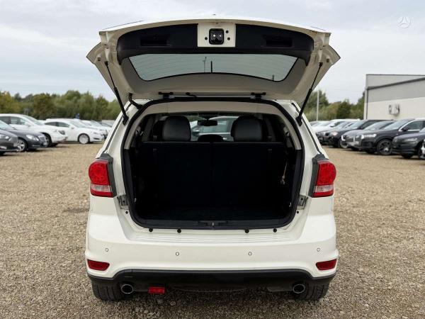 White Dodge Journey 2018 in Siauliai, with an engine capacity of 3.60 L and mileage of 256 thousand km for 10000 €, photo 8 on AUTOMOTO.COM.LV