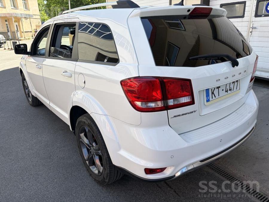 White Dodge Journey 2015 in Riga, with an engine capacity of 2.40 L and mileage of 238 thousand km for 3990 €, photo 5 on AUTOMOTO.COM.LV