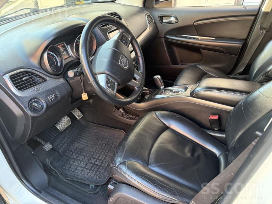 White Dodge Journey 2015 in Riga, with an engine capacity of 2.40 L and mileage of 238 thousand km for 3990 €, photo 6 on AUTOMOTO.COM.LV