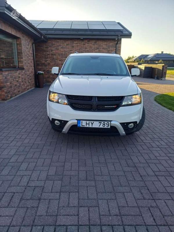 White Dodge Journey 2018 in Siauliai, with an engine capacity of 3.60 L and mileage of 161 thousand km for 11800 €, photo 1 on AUTOMOTO.COM.LV