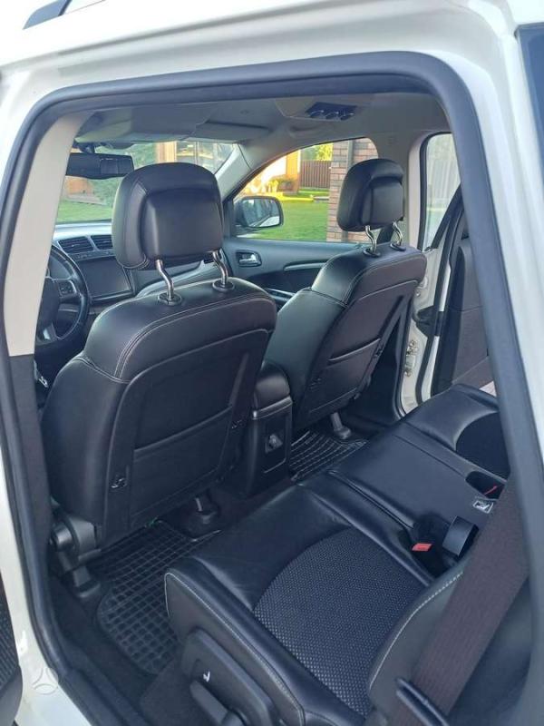 White Dodge Journey 2018 in Siauliai, with an engine capacity of 3.60 L and mileage of 161 thousand km for 11800 €, photo 8 on AUTOMOTO.COM.LV