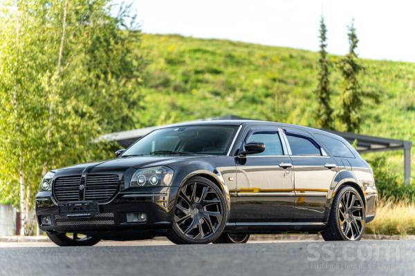 Black Dodge Magnum 2007 in Riga, with an engine capacity of 5.70 L and mileage of 91 thousand km for 10500 €, photo 1 on AUTOMOTO.COM.LV