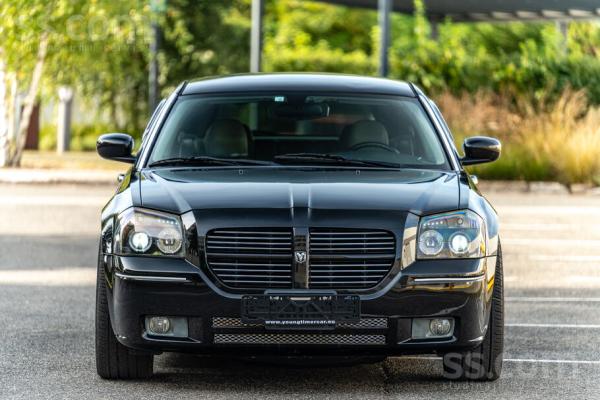 Black Dodge Magnum 2007 in Riga, with an engine capacity of 5.70 L and mileage of 91 thousand km for 10500 €, photo 2 on AUTOMOTO.COM.LV