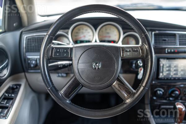 Black Dodge Magnum 2007 in Riga, with an engine capacity of 5.70 L and mileage of 91 thousand km for 10500 €, photo 10 on AUTOMOTO.COM.LV