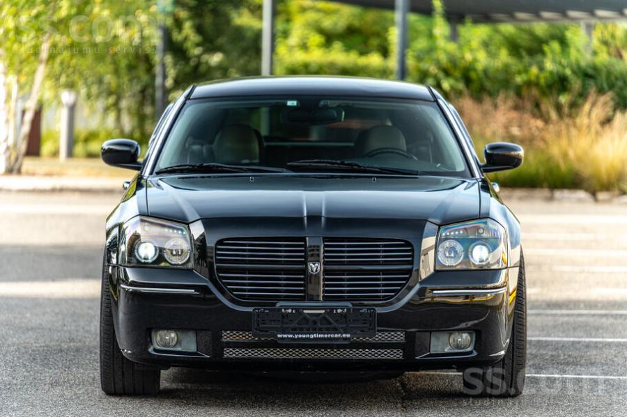 Black Dodge Magnum 2007 in Riga, with an engine capacity of 5.70 L and mileage of 91 thousand km for 10500 €, photo 3 on AUTOMOTO.COM.LV