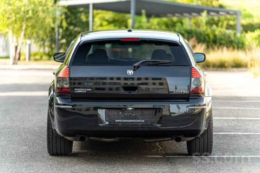 Black Dodge Magnum 2007 in Riga, with an engine capacity of 5.70 L and mileage of 91 thousand km for 10500 €, photo 7 on AUTOMOTO.COM.LV