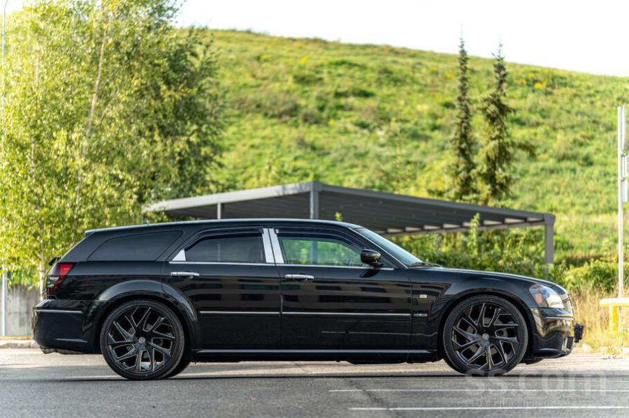 Black Dodge Magnum 2007 in Riga, with an engine capacity of 5.70 L and mileage of 91 thousand km for 10500 €, photo 8 on AUTOMOTO.COM.LV