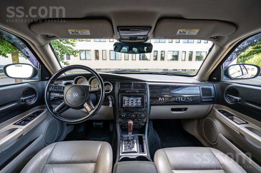 Black Dodge Magnum 2007 in Riga, with an engine capacity of 5.70 L and mileage of 91 thousand km for 10500 €, photo 10 on AUTOMOTO.COM.LV