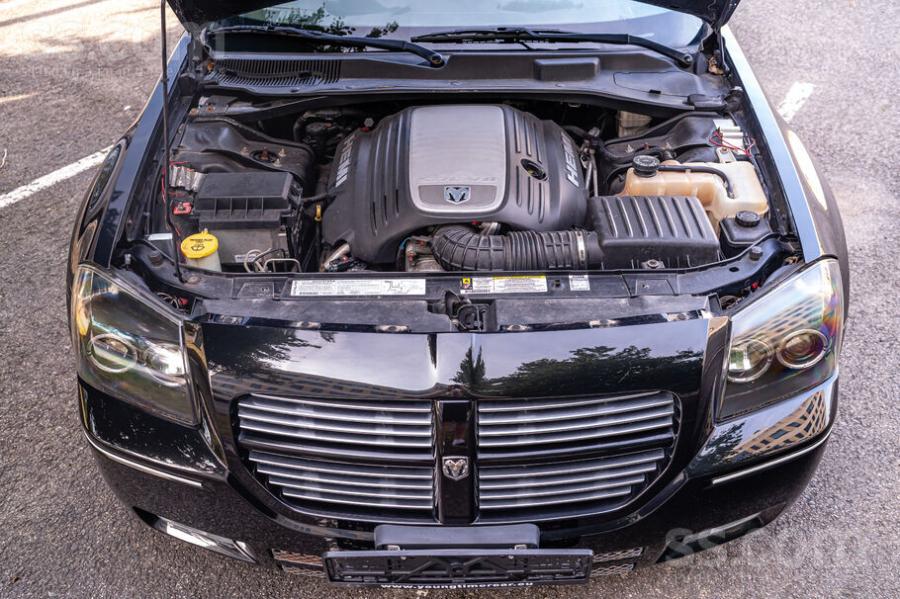 Black Dodge Magnum 2007 in Riga, with an engine capacity of 5.70 L and mileage of 91 thousand km for 10500 €, photo 16 on AUTOMOTO.COM.LV
