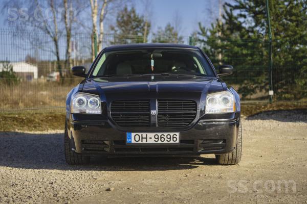 Black Dodge Magnum 2008 in Riga, with an engine capacity of 2.70 L and mileage of 230 thousand km for 4990 €, photo 2 on AUTOMOTO.COM.LV