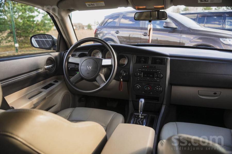 Black Dodge Magnum 2008 in Riga, with an engine capacity of 2.70 L and mileage of 230 thousand km for 4990 €, photo 11 on AUTOMOTO.COM.LV