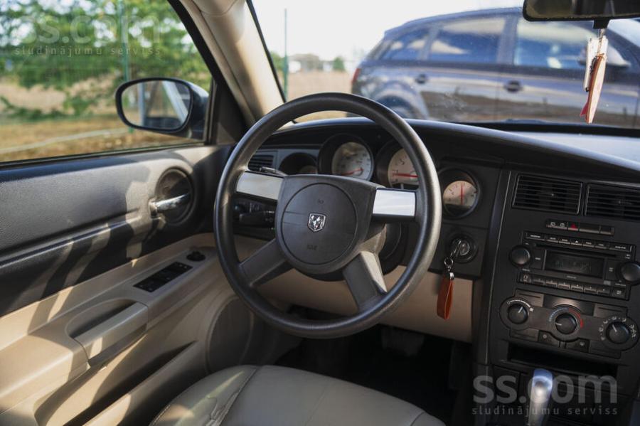 Black Dodge Magnum 2008 in Riga, with an engine capacity of 2.70 L and mileage of 230 thousand km for 4990 €, photo 12 on AUTOMOTO.COM.LV