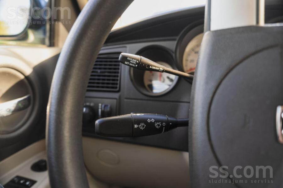 Black Dodge Magnum 2008 in Riga, with an engine capacity of 2.70 L and mileage of 230 thousand km for 4990 €, photo 13 on AUTOMOTO.COM.LV