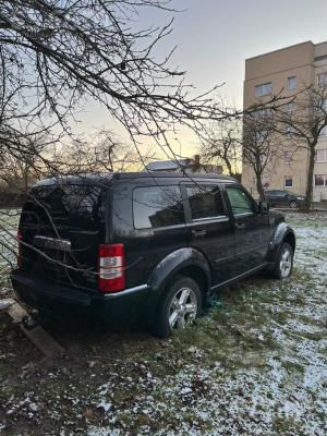 Black Dodge Nitro 2007 in Valmiera, with an engine capacity of 2.80 L and mileage of 265 thousand km for 1849 €, photo 5 on AUTOMOTO.COM.LV