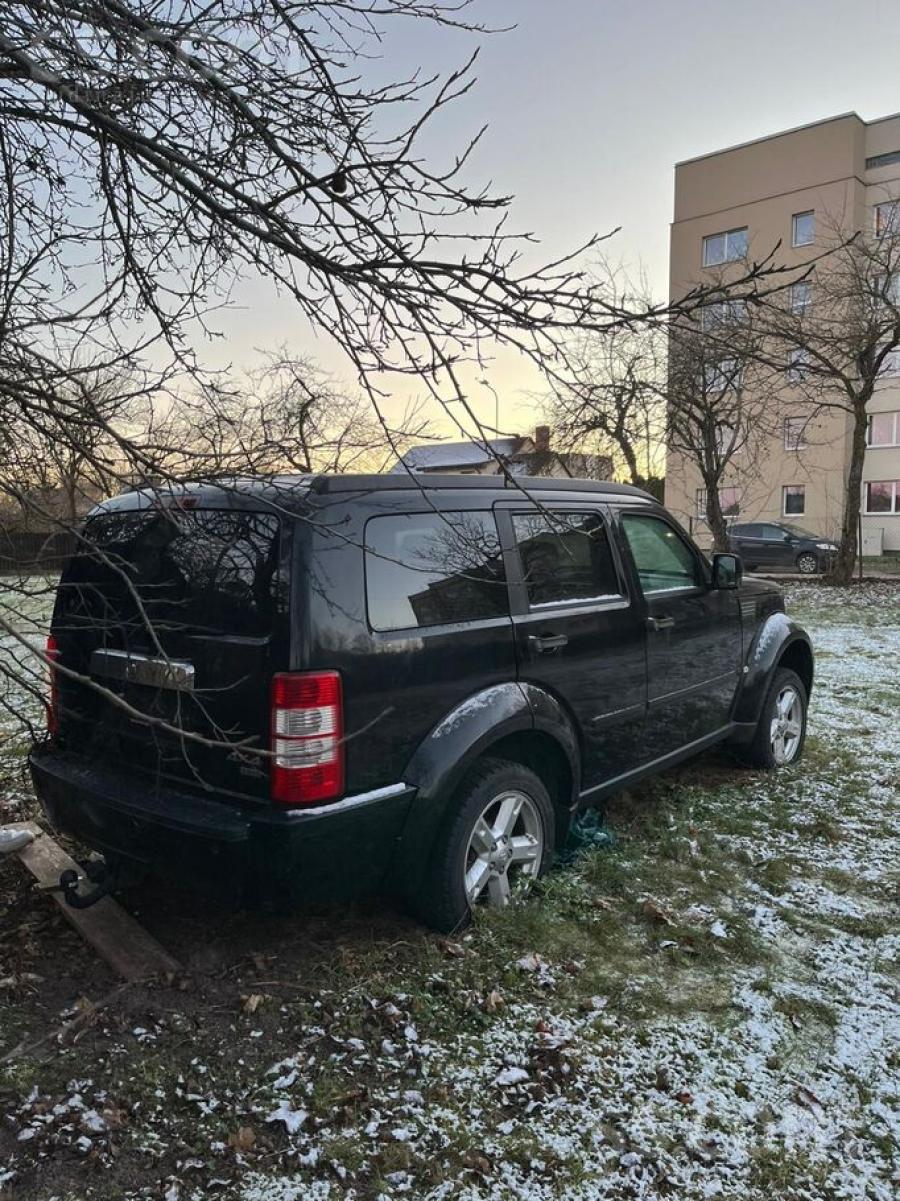 Black Dodge Nitro 2007 in Valmiera, with an engine capacity of 2.80 L and mileage of 265 thousand km for 1849 €, photo 5 on AUTOMOTO.COM.LV