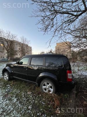 Black Dodge Nitro 2007 in Valmiera, with an engine capacity of 2.80 L and mileage of 265 thousand km for 1849 €, photo 6 on AUTOMOTO.COM.LV