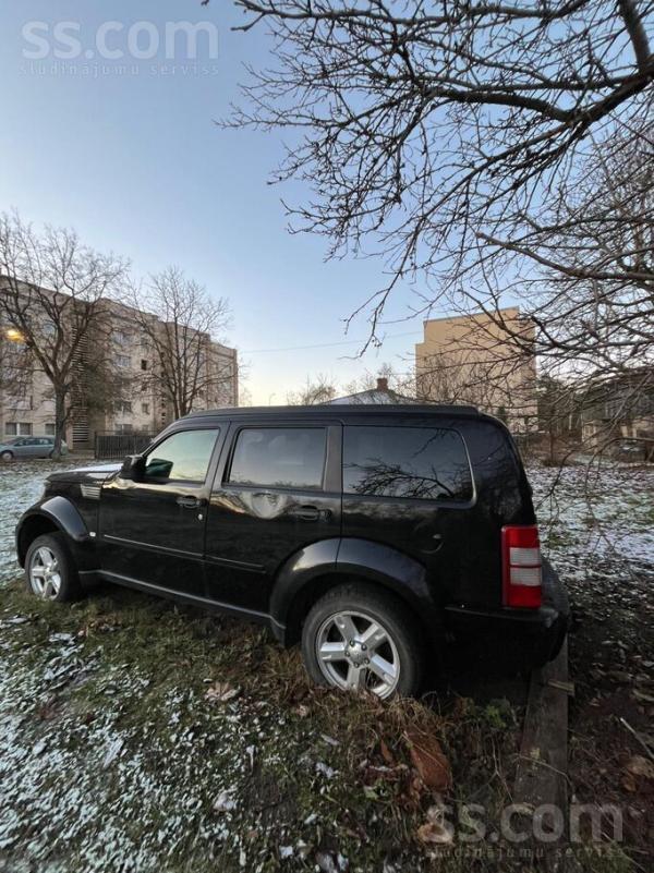 Black Dodge Nitro 2007 in Valmiera, with an engine capacity of 2.80 L and mileage of 265 thousand km for 1849 €, photo 6 on AUTOMOTO.COM.LV