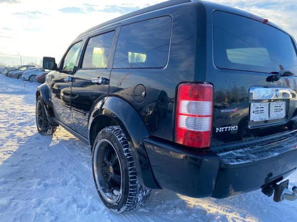 Black Dodge Nitro 2007 in Panevezys, with an engine capacity of 2.80 L and mileage of 220 thousand km for 4600 €, photo 4 on AUTOMOTO.COM.LV
