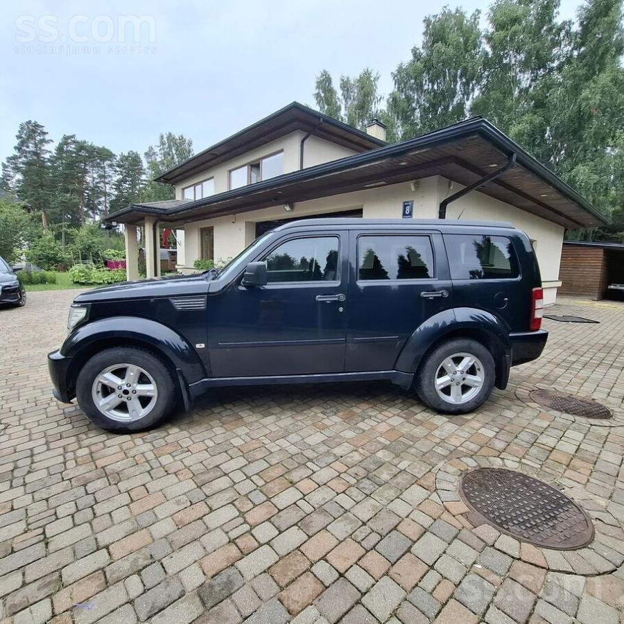Black Dodge Nitro 2007 in Riga, with an engine capacity of 2.80 L and mileage of 252 thousand km for 3500 €, photo 4 on AUTOMOTO.COM.LV