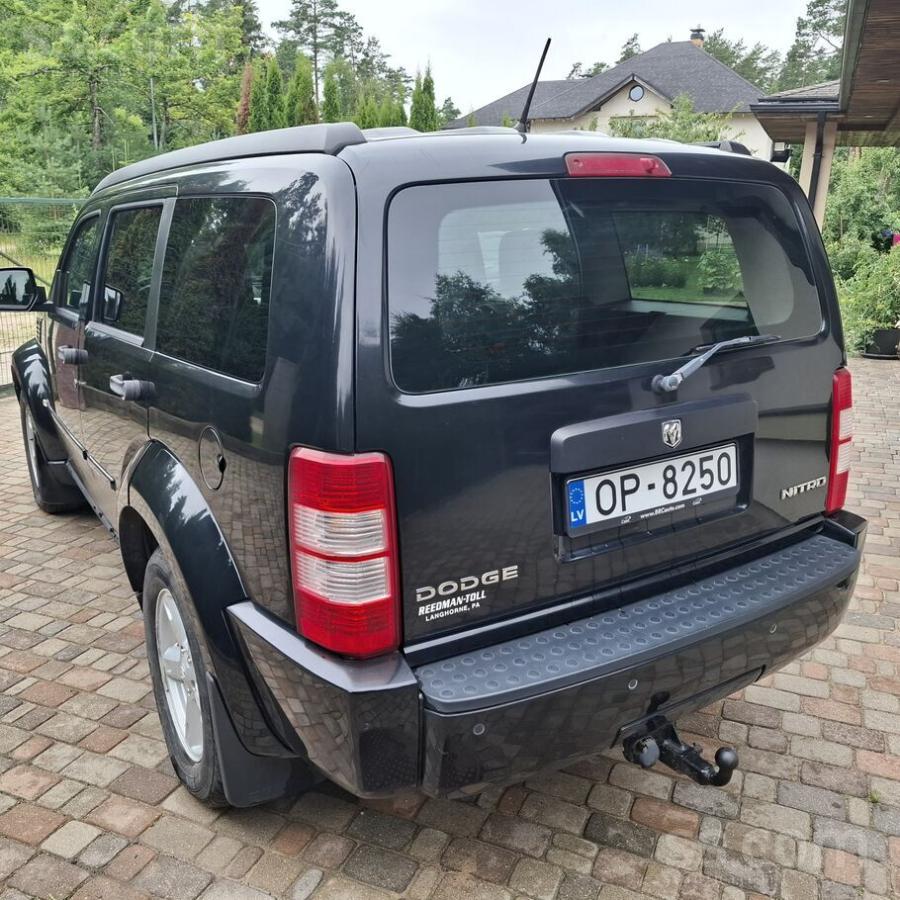 Black Dodge Nitro 2007 in Riga, with an engine capacity of 2.80 L and mileage of 252 thousand km for 3500 €, photo 5 on AUTOMOTO.COM.LV