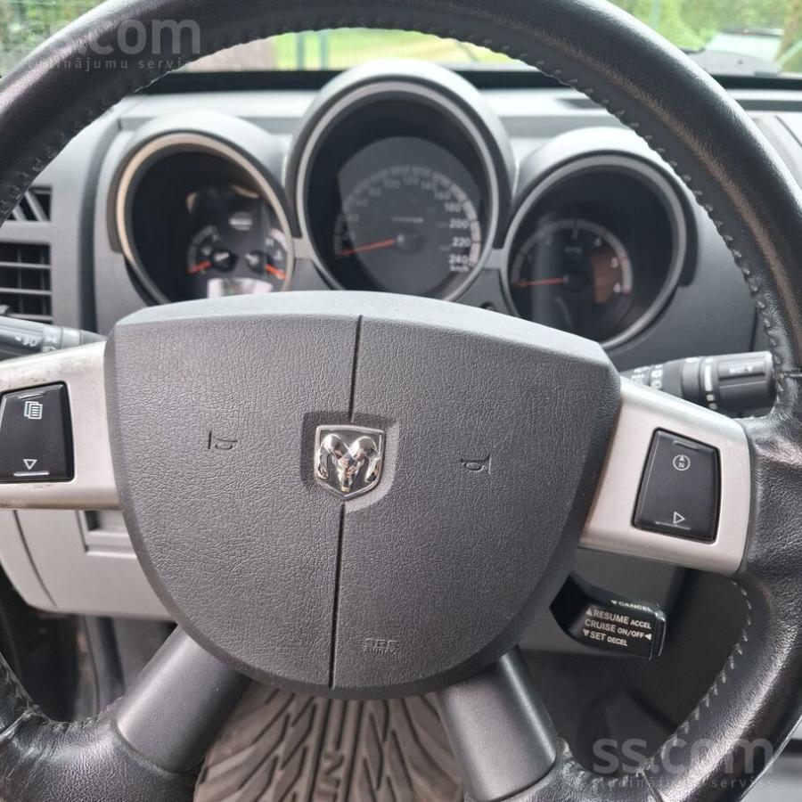 Black Dodge Nitro 2007 in Riga, with an engine capacity of 2.80 L and mileage of 252 thousand km for 3500 €, photo 9 on AUTOMOTO.COM.LV